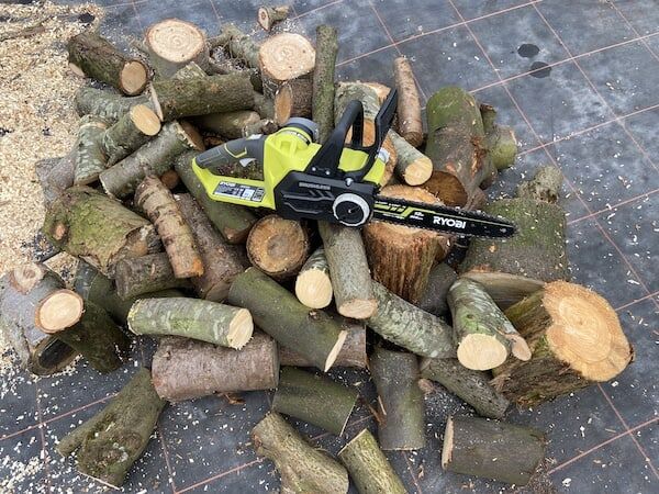 Top 5 Best Cordless Chainsaws - Buyers Guide & Reviews | Pyracantha.co.uk