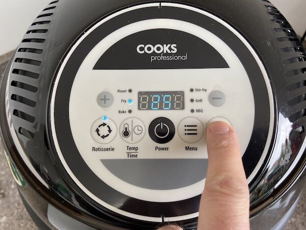 6 Best Halogen Ovens In The UK For 2021 – Some Have Air Fryers Too!