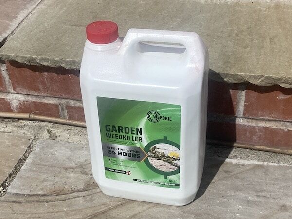 Best Weed Killer for Driveways, Block Paving & PatiosPyracantha.co.uk