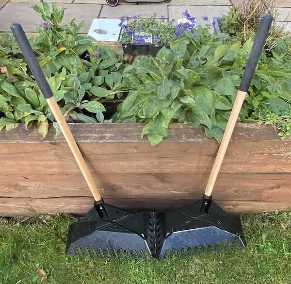 5 Best Leaf Grabbers I Use For Collecting Leaves Professionaly