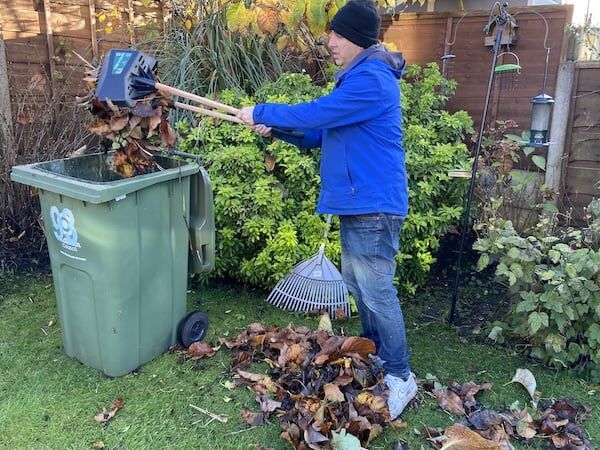 5 Best Leaf Grabbers I Use For Collecting Leaves Professionaly