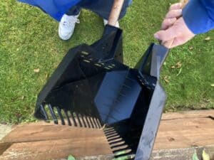 5 Best Leaf Grabbers I Use For Collecting Leaves Professionaly