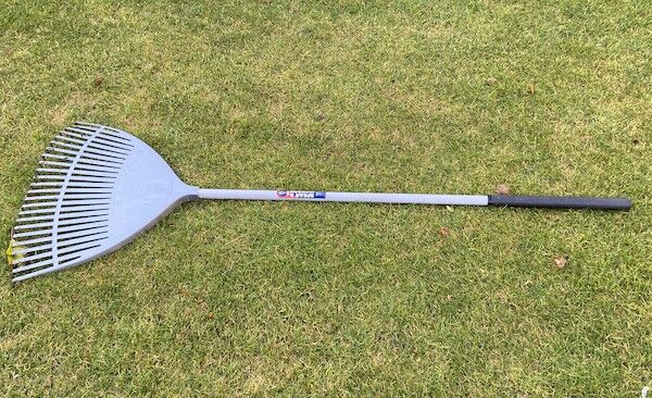 5 Best Leaf Rakes - My Favourite Rakes For Professional Gardening