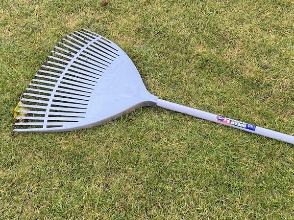 5 Best Leaf Rakes - My Favourite Rakes For Professional Gardening