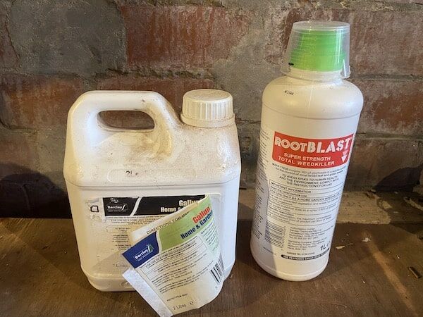 5 Strongest Weedkillers – Kills Everything & Professional Grade