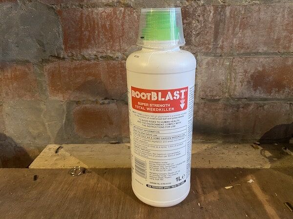 5 Strongest Weedkillers – Kills Everything & Professional Grade